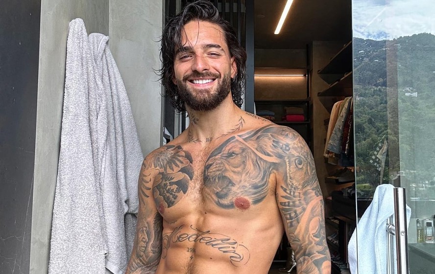 Maluma exibe tatuagens estratégicas em clique encantador