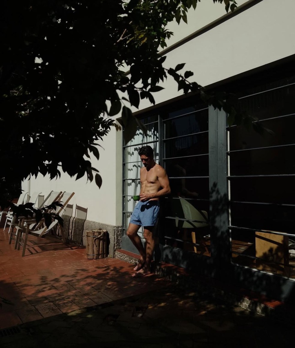 Daniel Rocha aproveita domingo para tomar vitamina D