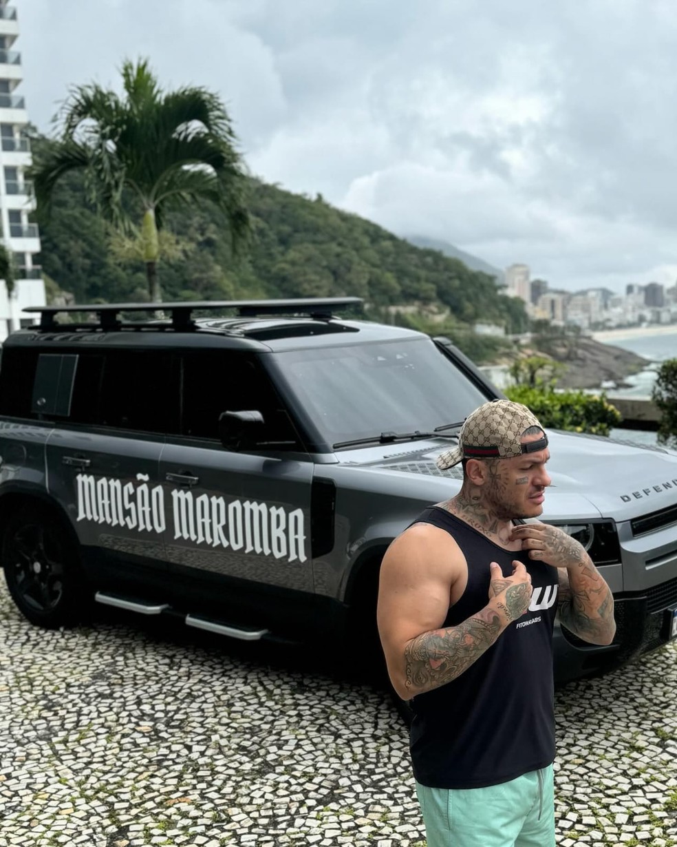 Toguro posa com automóvel de luxo no Rio de Janeiro