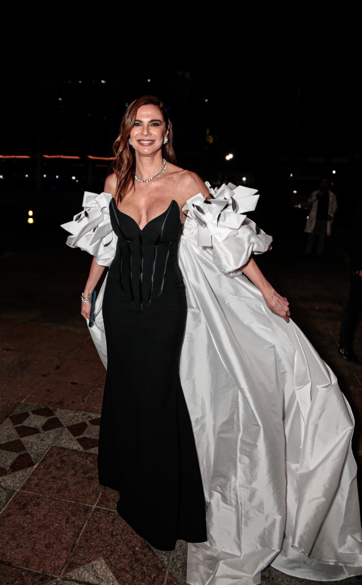 Rafaella Santos surge com look transparente em leilão de Neymar Jr. em ...