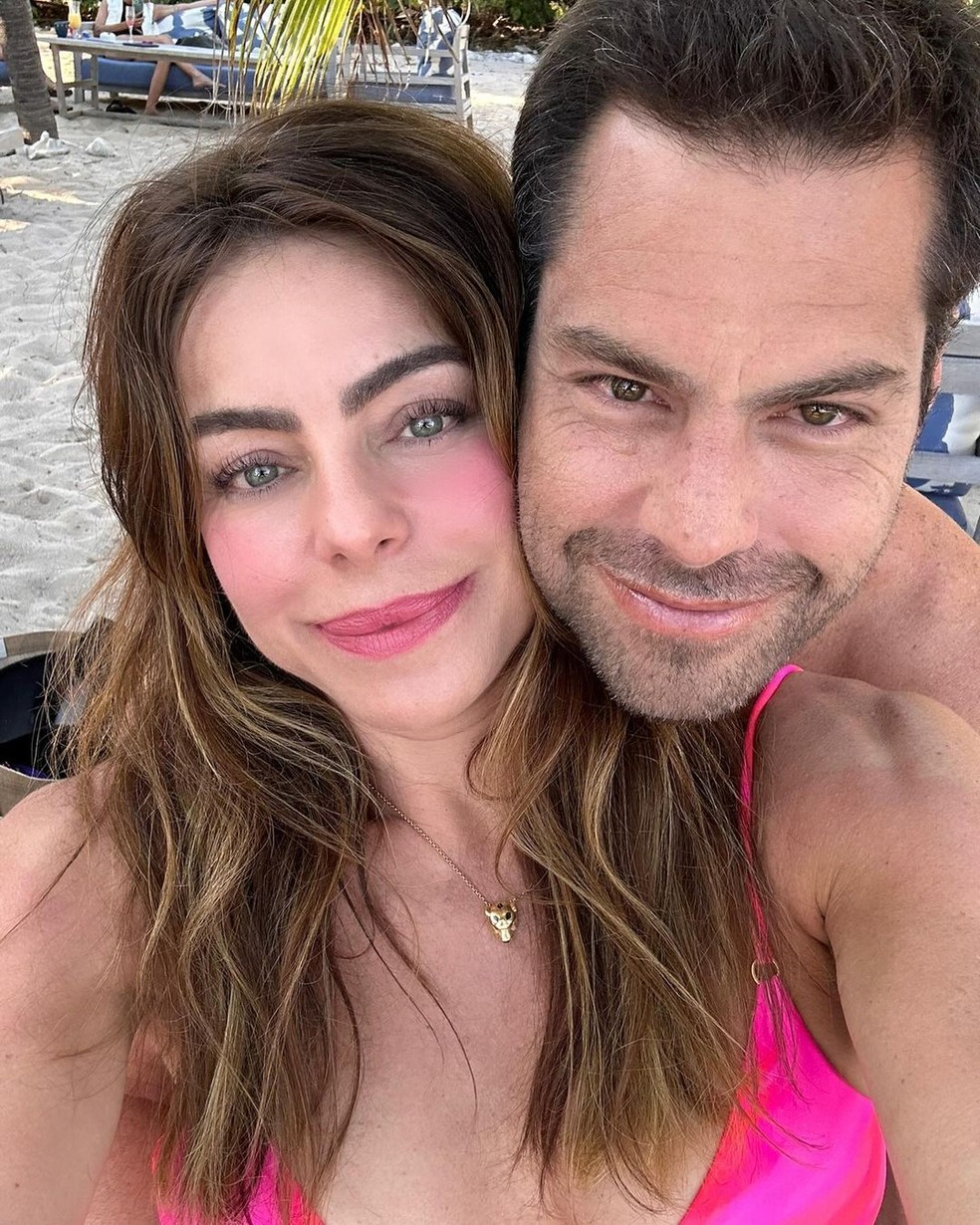 Daniella Cicarelli exibe corpo torneado durante passeio em praia do ...