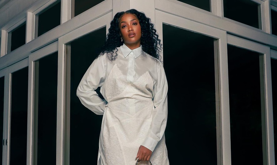 Iza posa com look grifado e encanta web