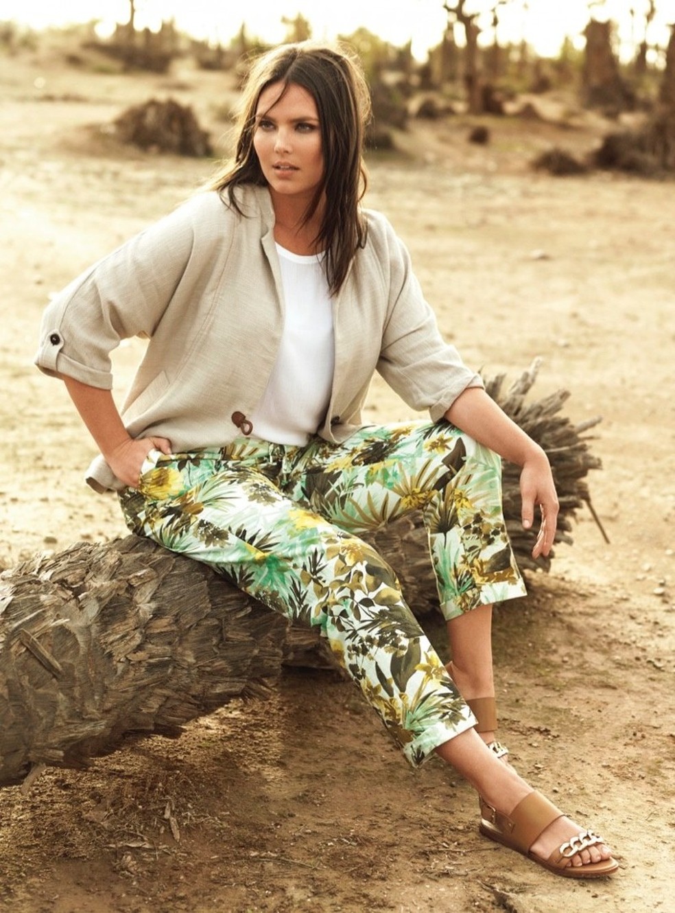 Plus Size Candice Huffine mostra suas curvas na campanha da Violeta
