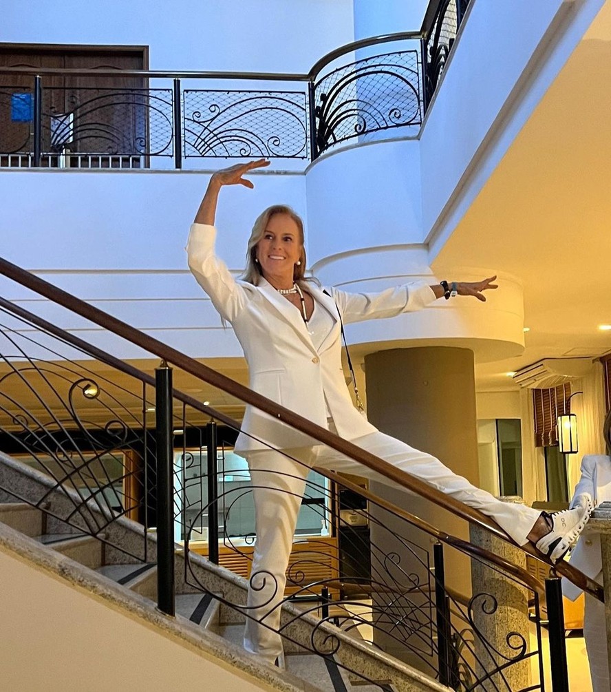 Helô Pinheiro mostra elasticidade em foto na web: 'Não posso ver uma ...