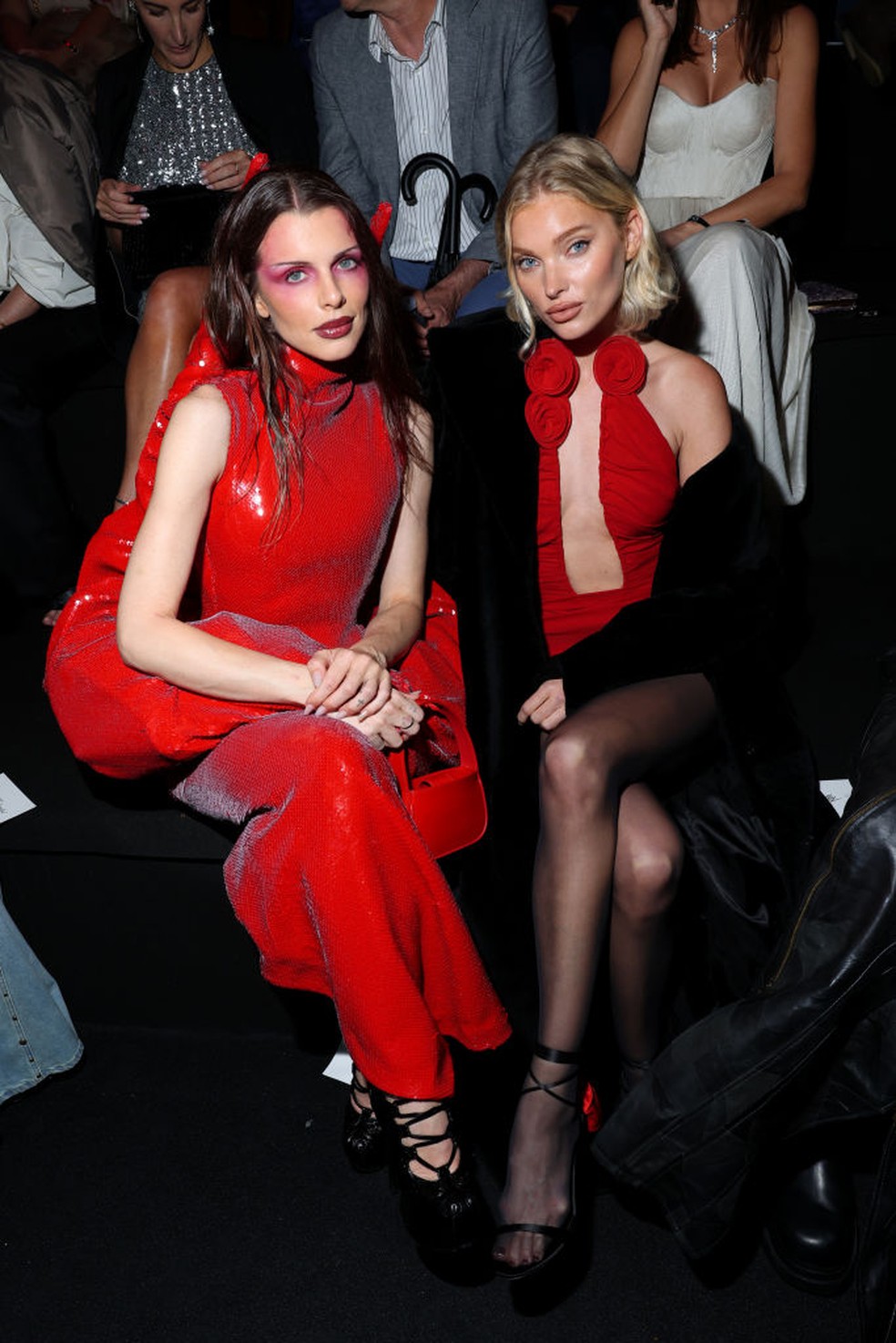 Julia Fox e Elsa Hosk combinam look para evento da Vogue Britânica
