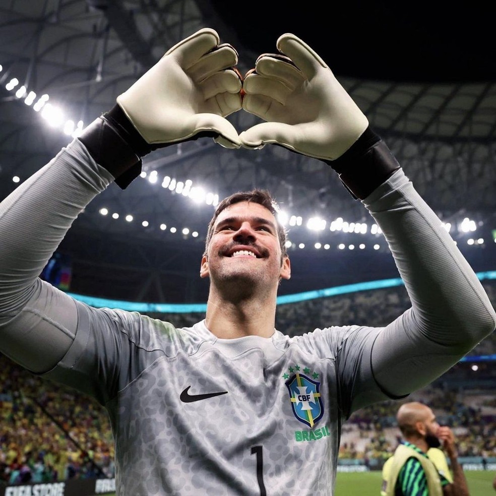 Natália Becker ganha beijo do marido, o goleiro Alisson, depois da ...