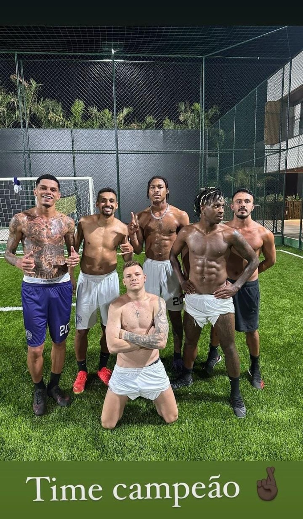 Vini Jr. exibe noite de futebol com amigos