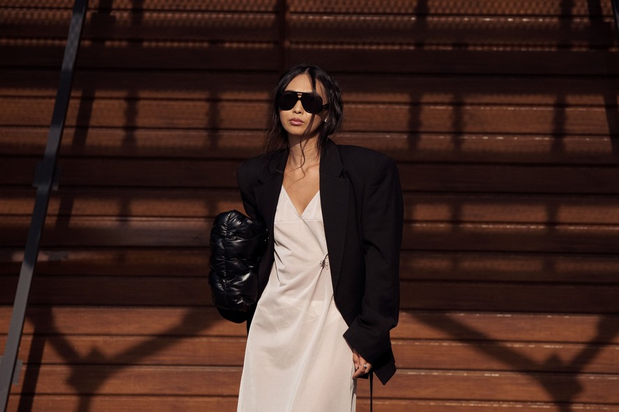 5 combinações para atualizar o slip dress no inverno