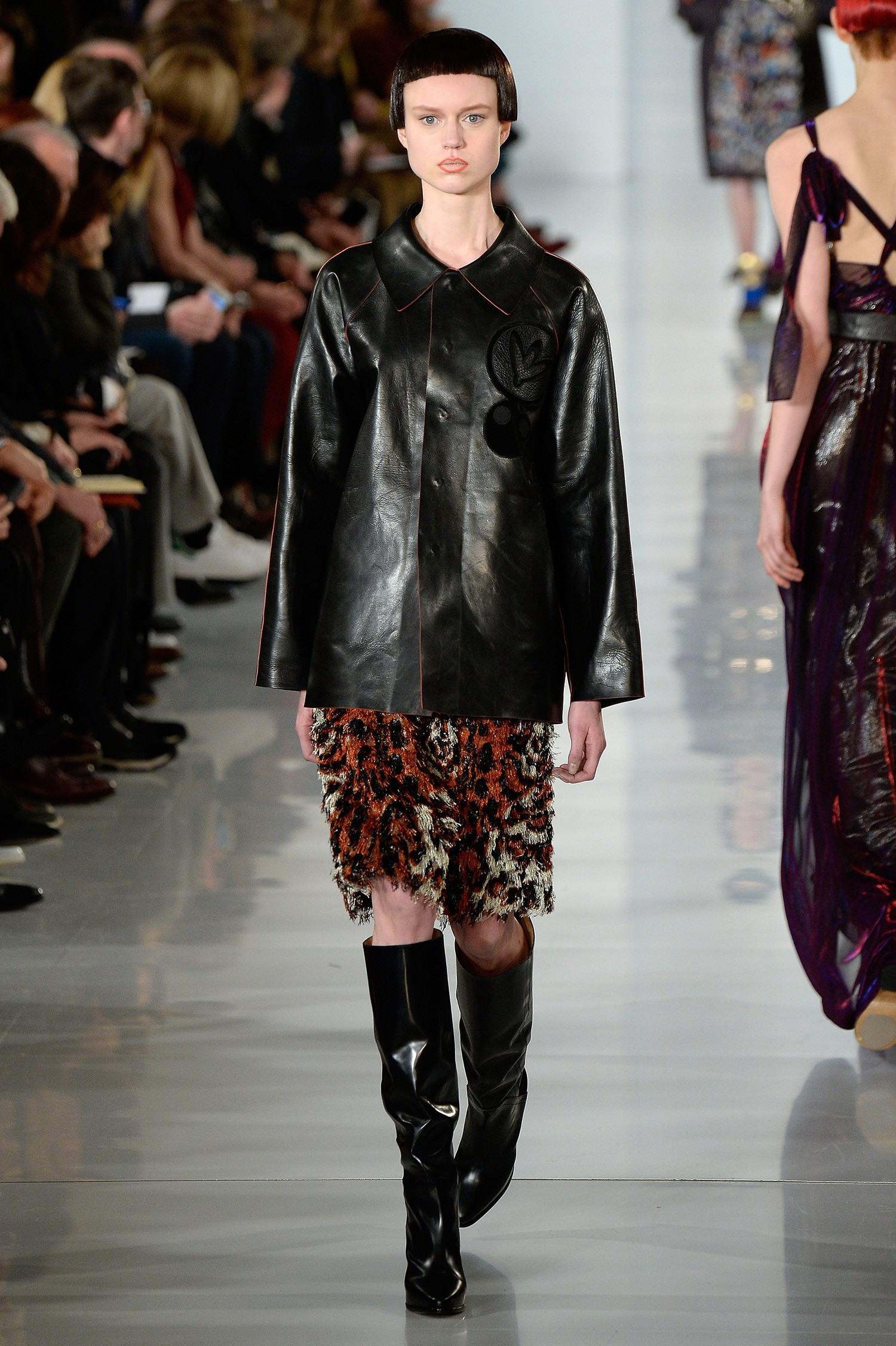 Maison Margiela brinca com o contraste de materiais no inverno 2017