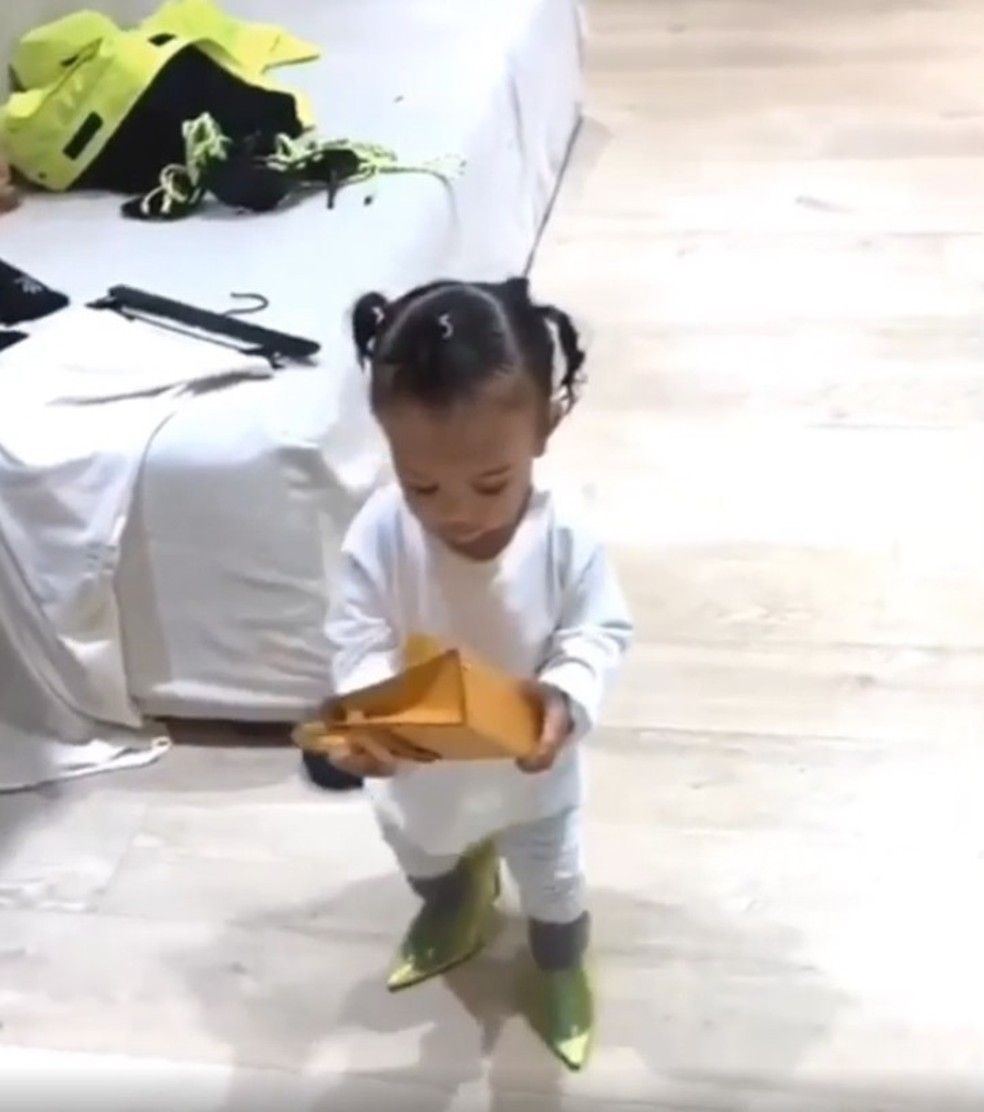 Mini fashionista? Chicago West usa bolsa Hermès de R$ 67 mil