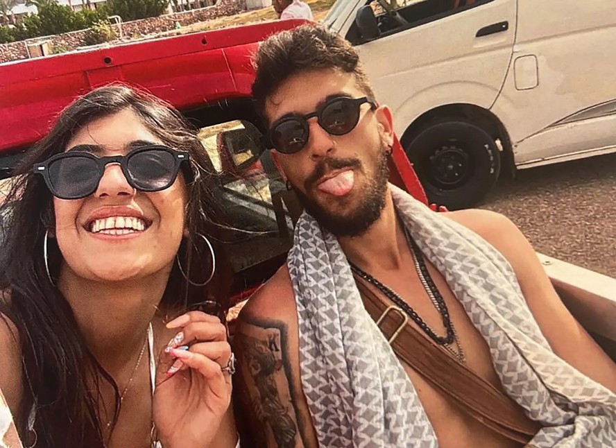 Pais de israelense desaparecida relatam terror ao ouvir tiros enquanto ...
