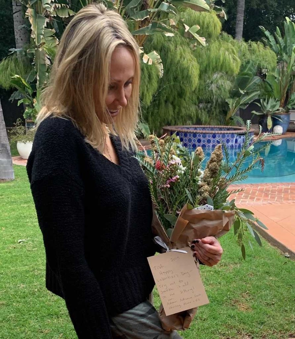 Billy Ray Cyrus presenteia a mulher com buquê de flores de Cannabis