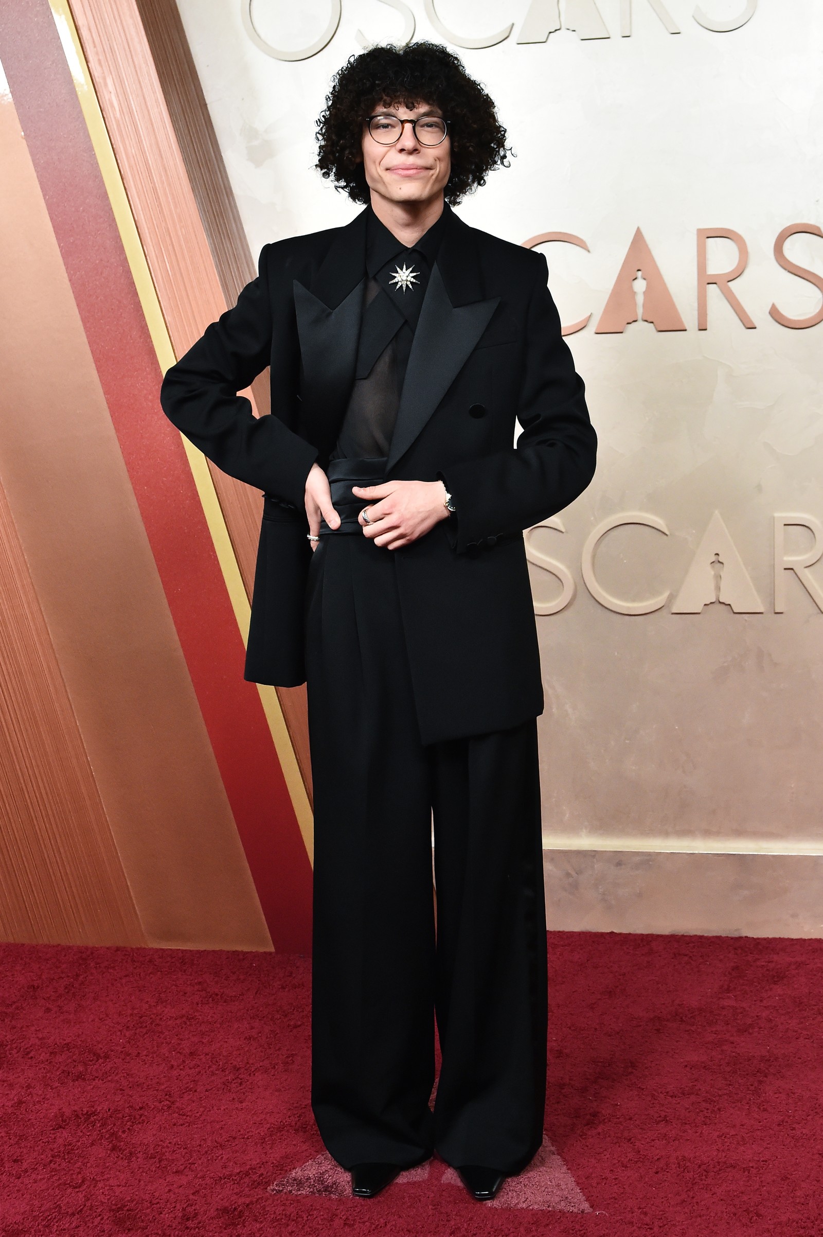 Indicada ao prêmio de Melhor Atriz, Demi Moore brilha no tapete ...