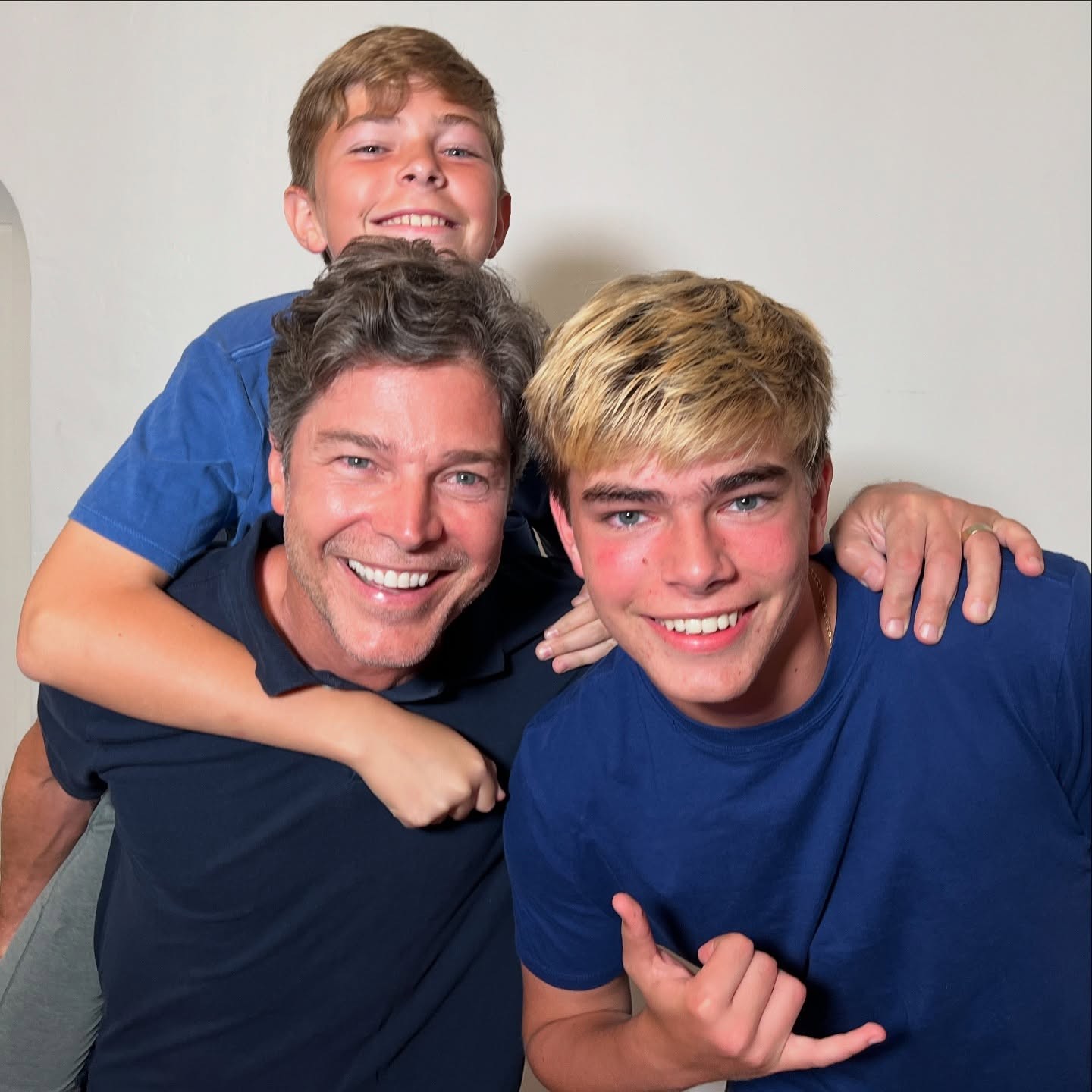 Semelhança entre filhos de Erik Marmo chama atenção na web: 'Clone'