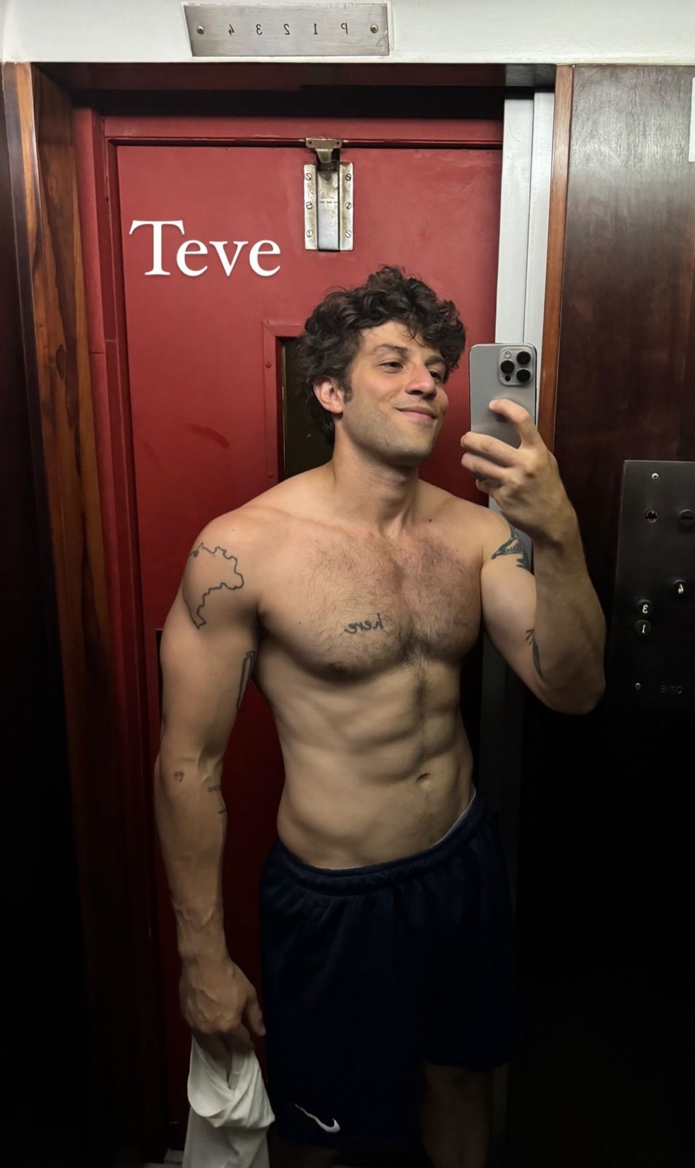 Chay Suede exibe resultado de treinos intensos