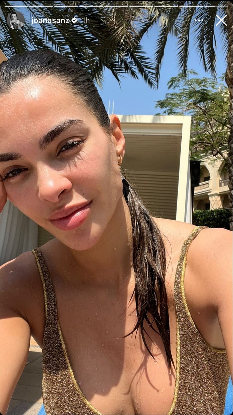 Em Dubai, Joana Sanz atualiza bronze e posa com biquíni de brilhos dourado