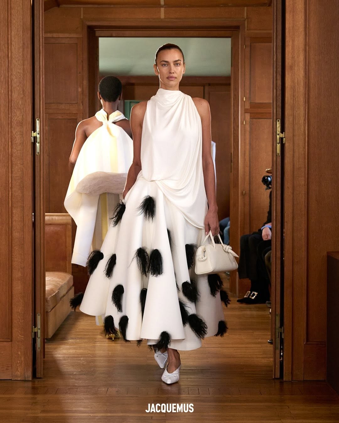 Adriana Lima desfila para Jacquemus na semana de moda masculina de Paris