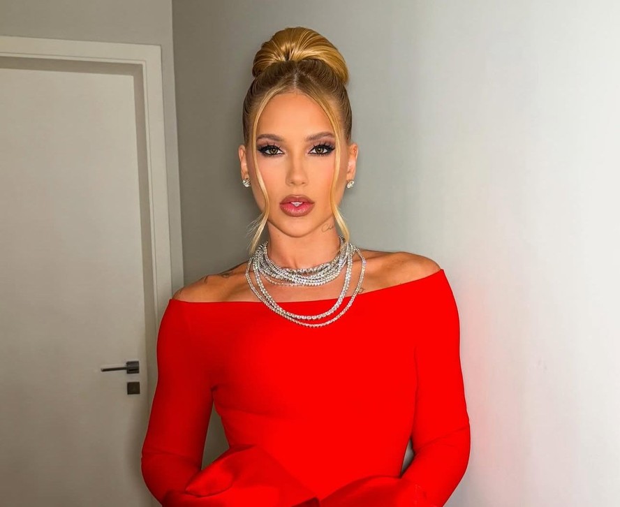 Virginia Fonseca escolhe look all red para evento em São Paulo