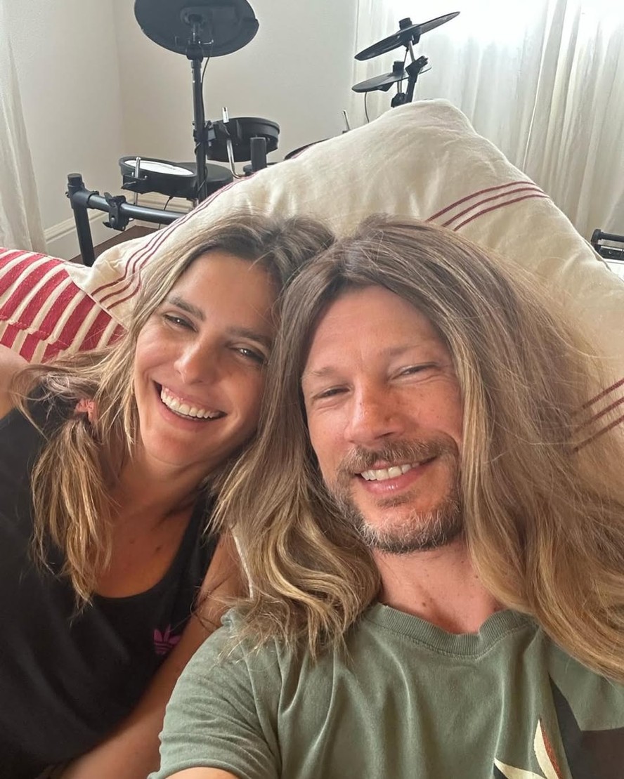 Rodrigo Hilbert surge de peruca ao posar com Fernanda Lima e fãs se ...