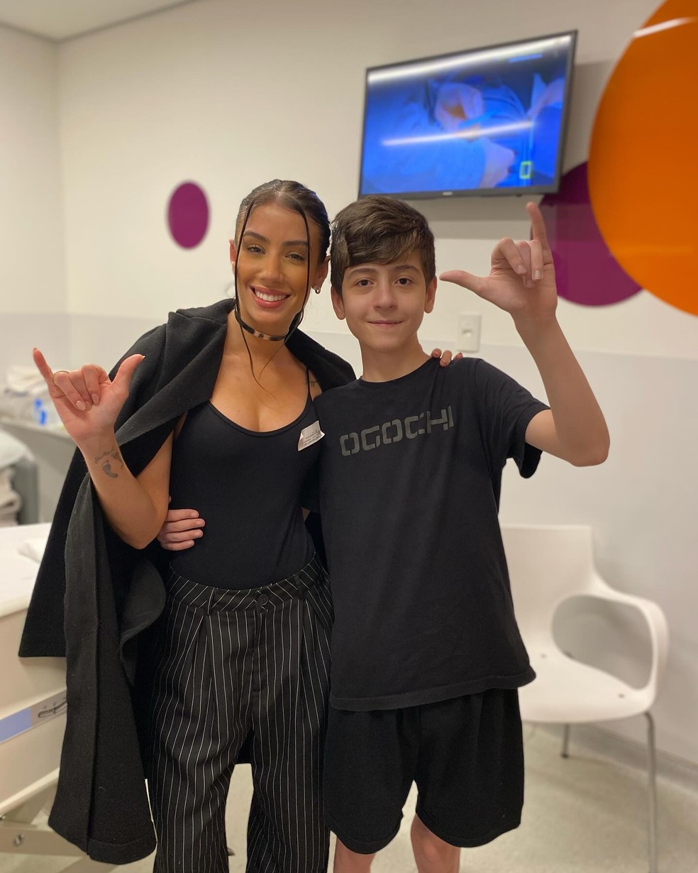 Maria Lina e Whindersson Nunes visitam menino que passará por cirurgia ...