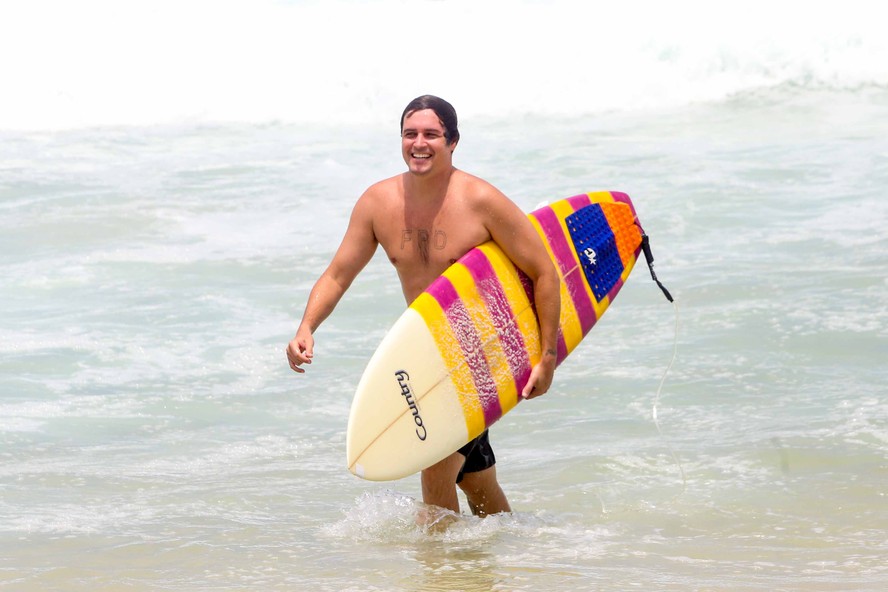 Felipe Dylon curte dia de surfe em praia no Rio