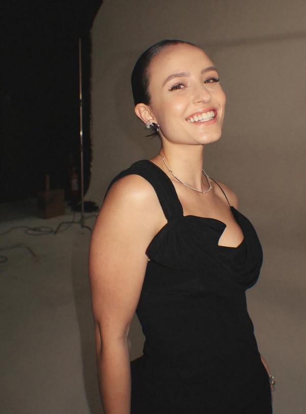 Larissa Manoela posa em estúdio para novas fotos