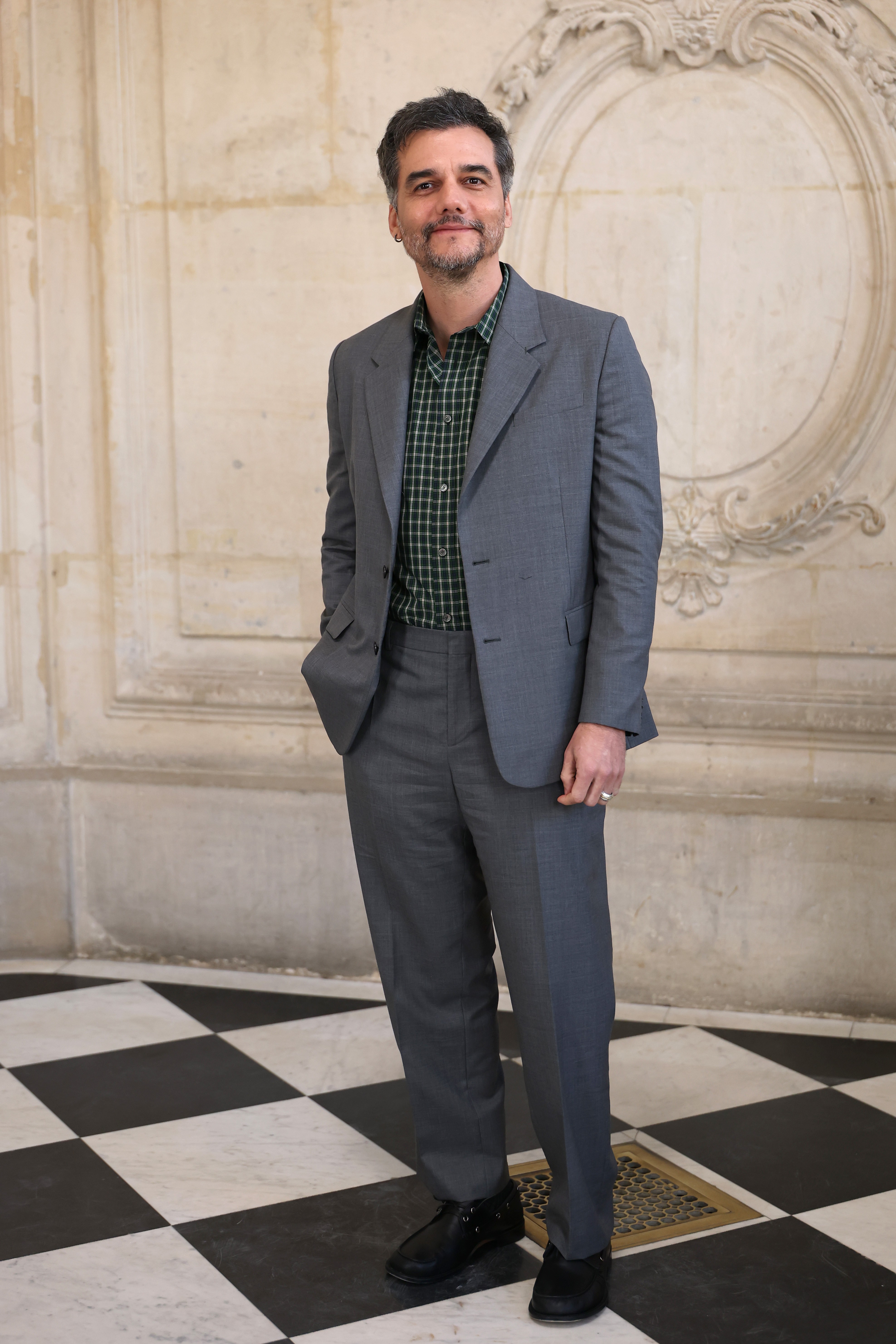 Wagner Moura marca presença em desfile em Paris