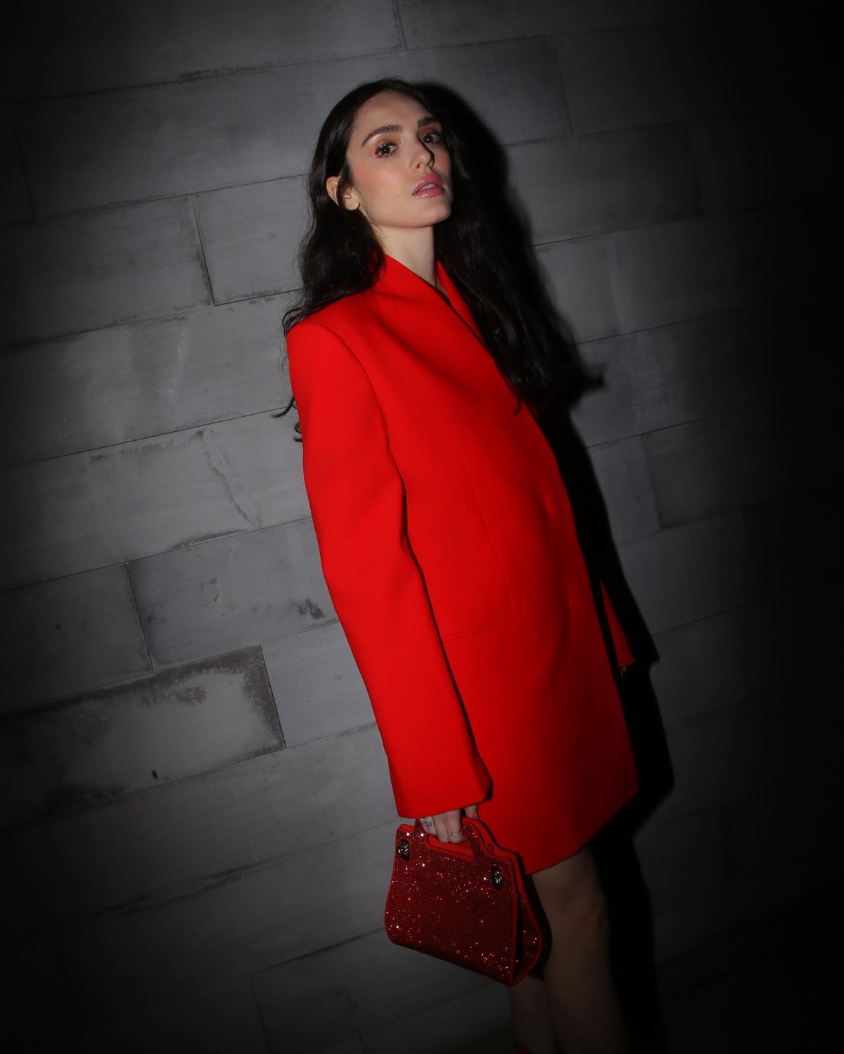 Isabelle Drummond para a web com look all red