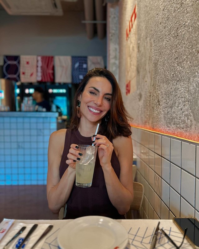 Mel Fronckowiak esbanja beleza em carrossel de fotos
