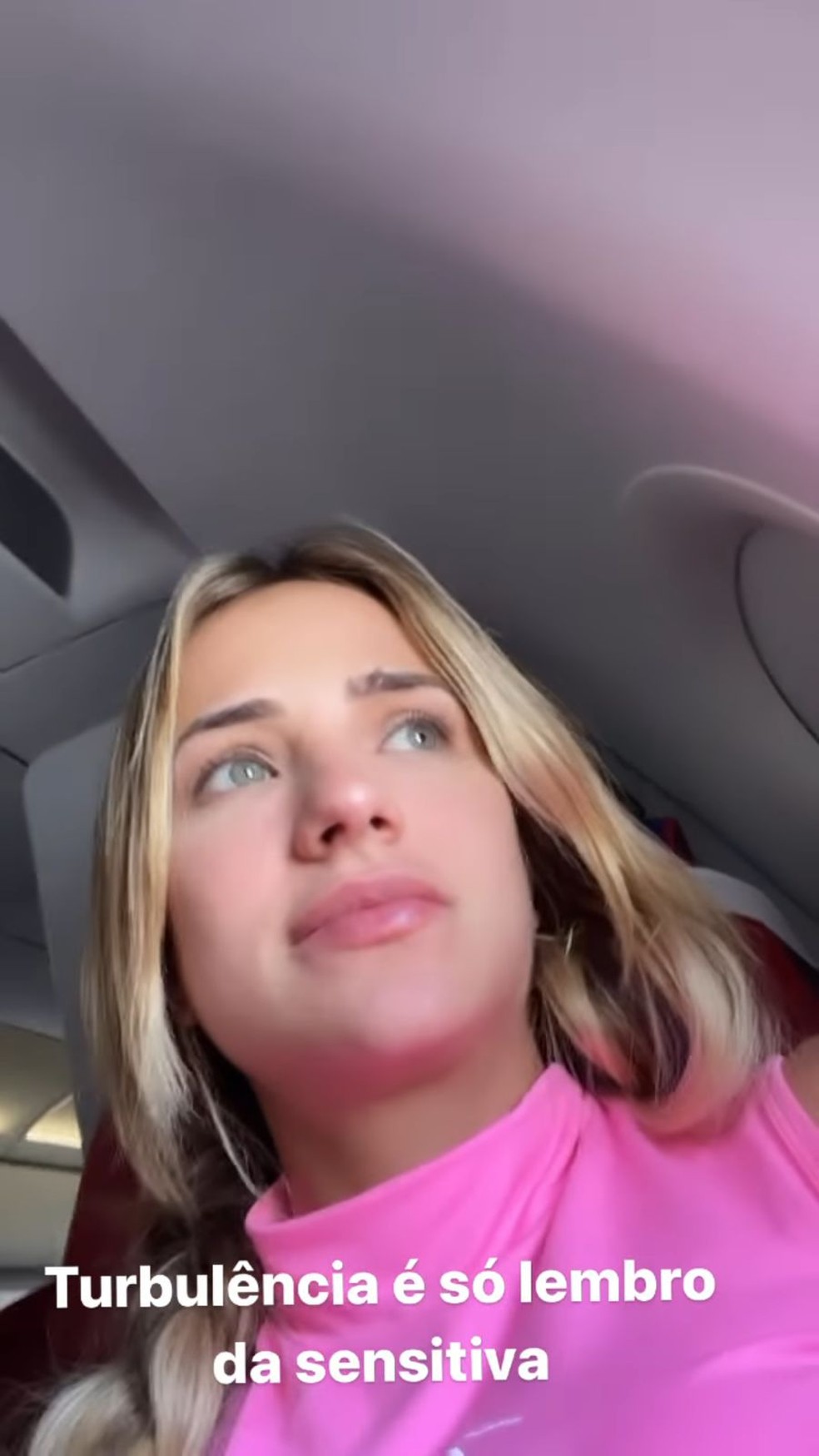 Gabi Martins mostra comemoração de pouso de voo fretado para festa de GKay