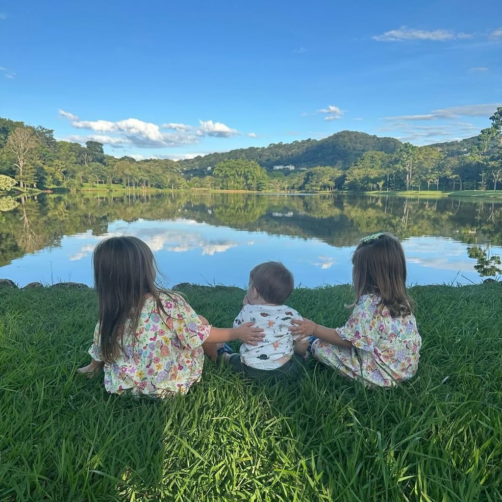Virginia exibe clique de Maria Alice e Maria Flor combinando os looks