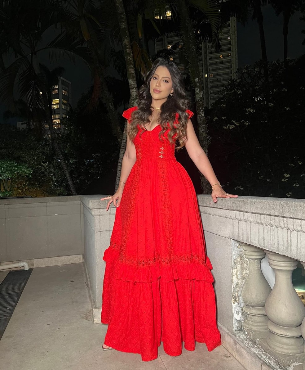 Laís Caldas esbanja beleza com look all red