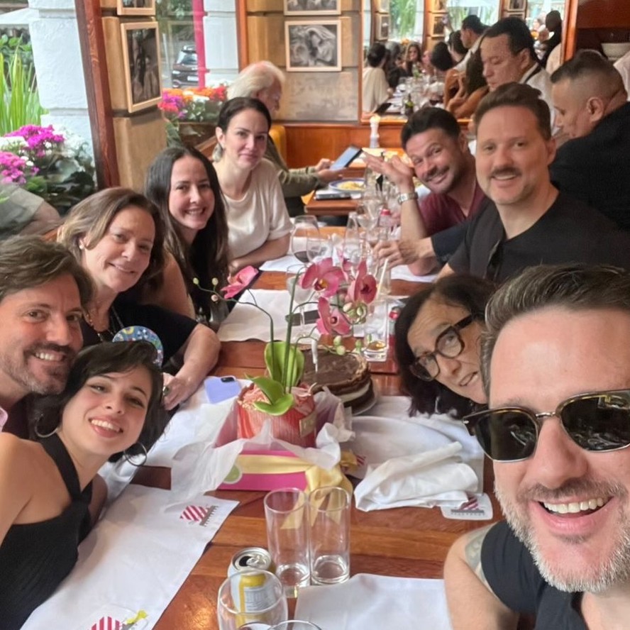 Elizabeth Savala posta foto rara com os filhos para celebrar aniversário