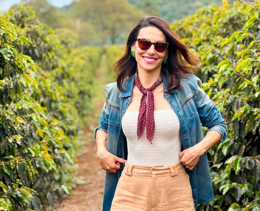 Mel Fronckowiak exibe registros em fazenda luxuosa