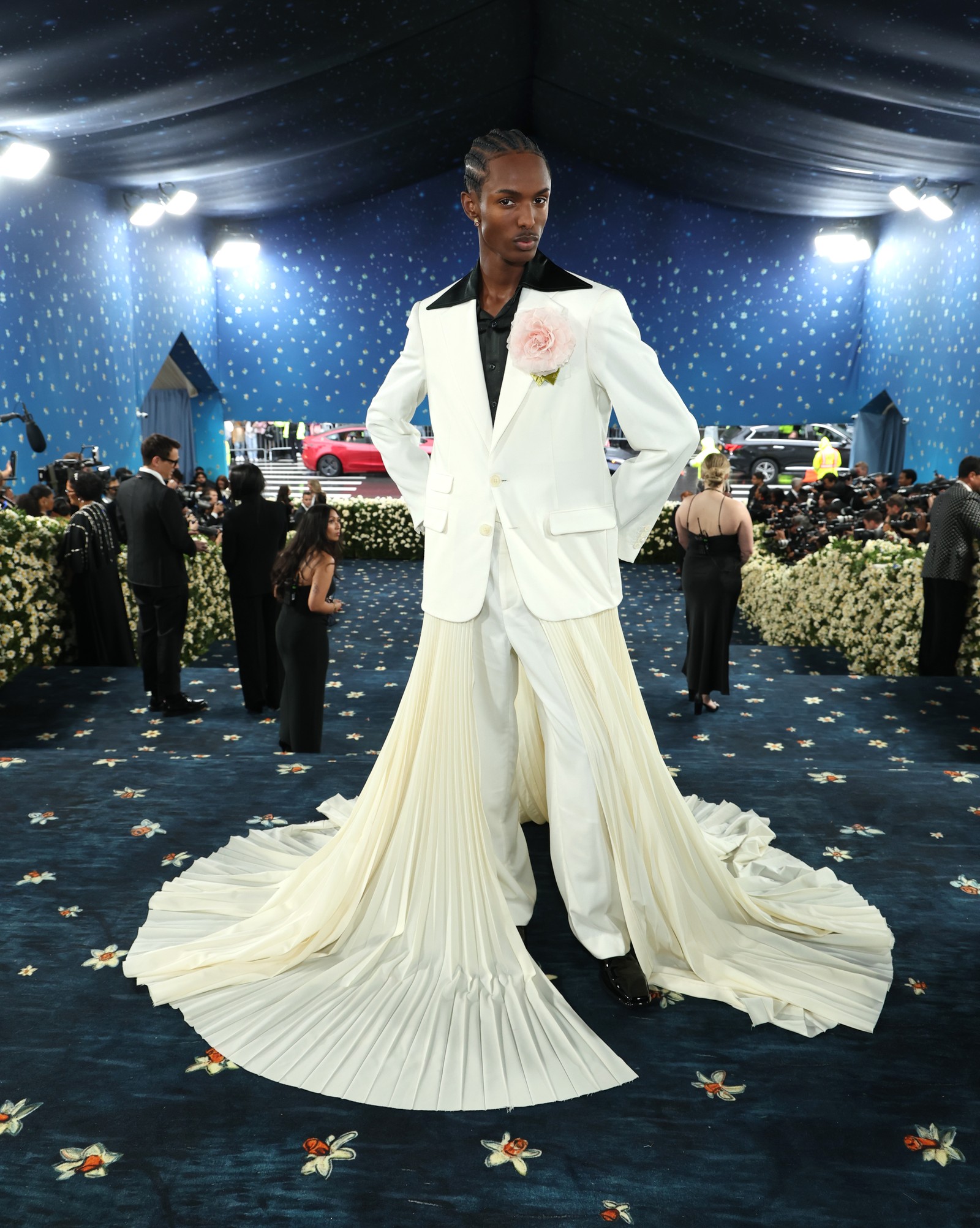 Met Gala 2025: Sydney Sweeney investe em look cheio de brilhos para o ...