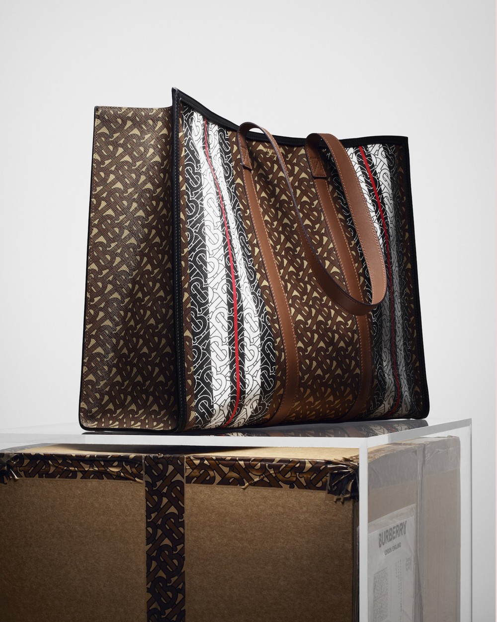 Novo monograma da Burberry ganha coleção-desejo
