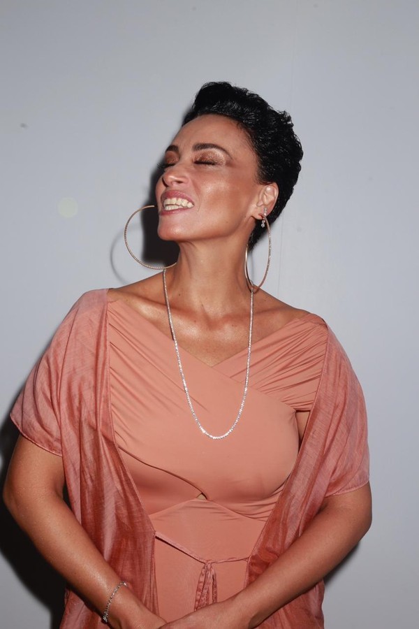 Aos 43 anos Suzi Pires desfila beachwear: “sou gostosa de qualquer jeito”
