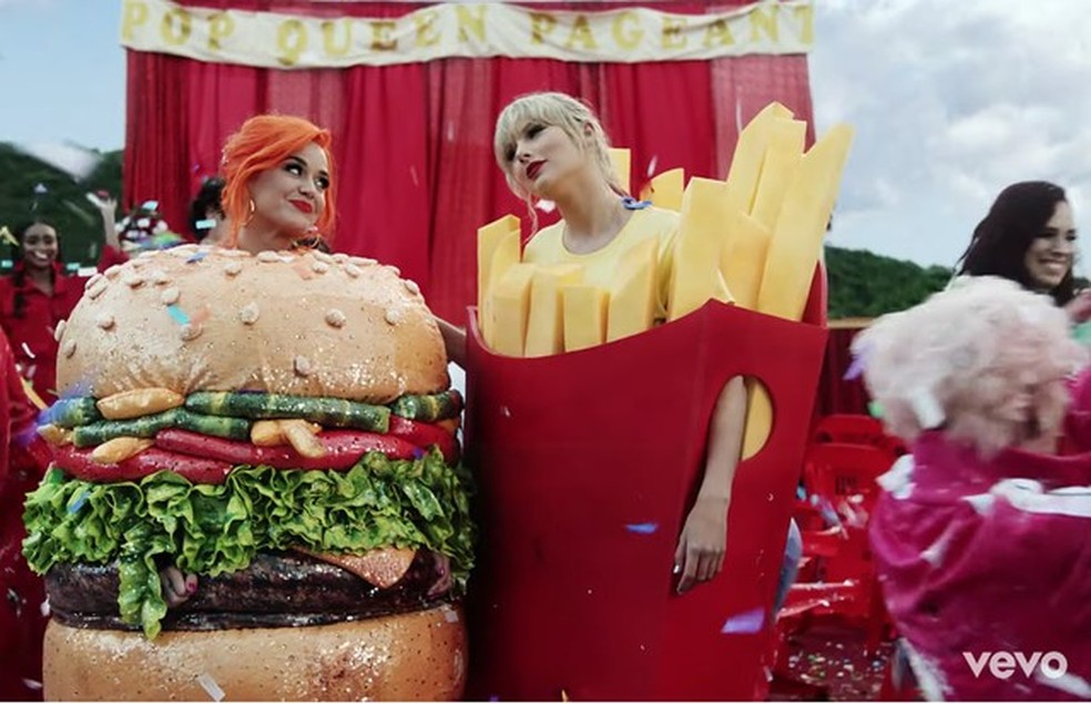 Repetir vestido? Que nada! Katy Perry repetiu foi seu hambúrguer do Met ...