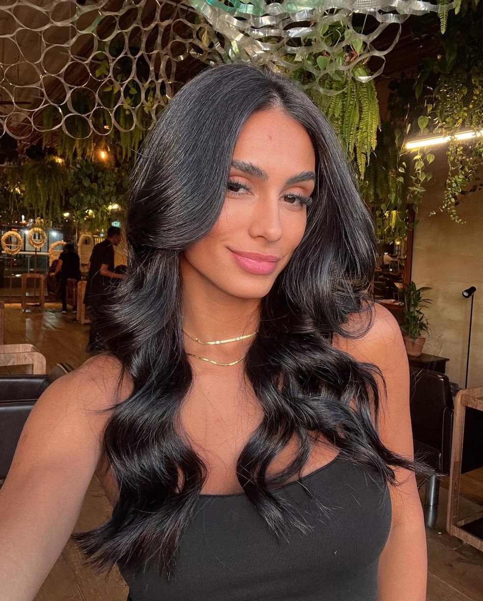 Carol Ramiro exibe produção de beleza após tratamento nos cabelos