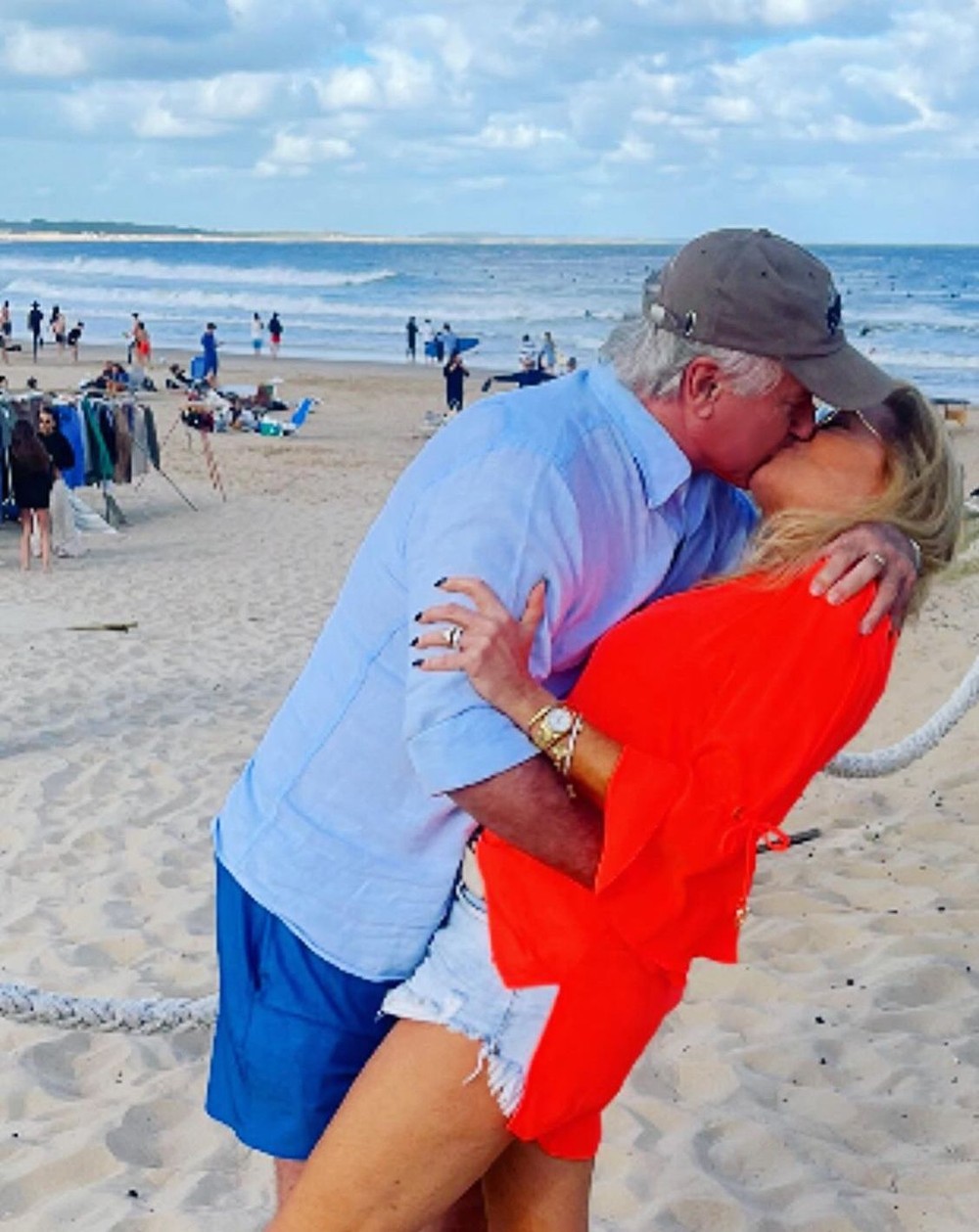 Sacha Chryzman posa em clima de romance com o namorado em praia no Uruguai