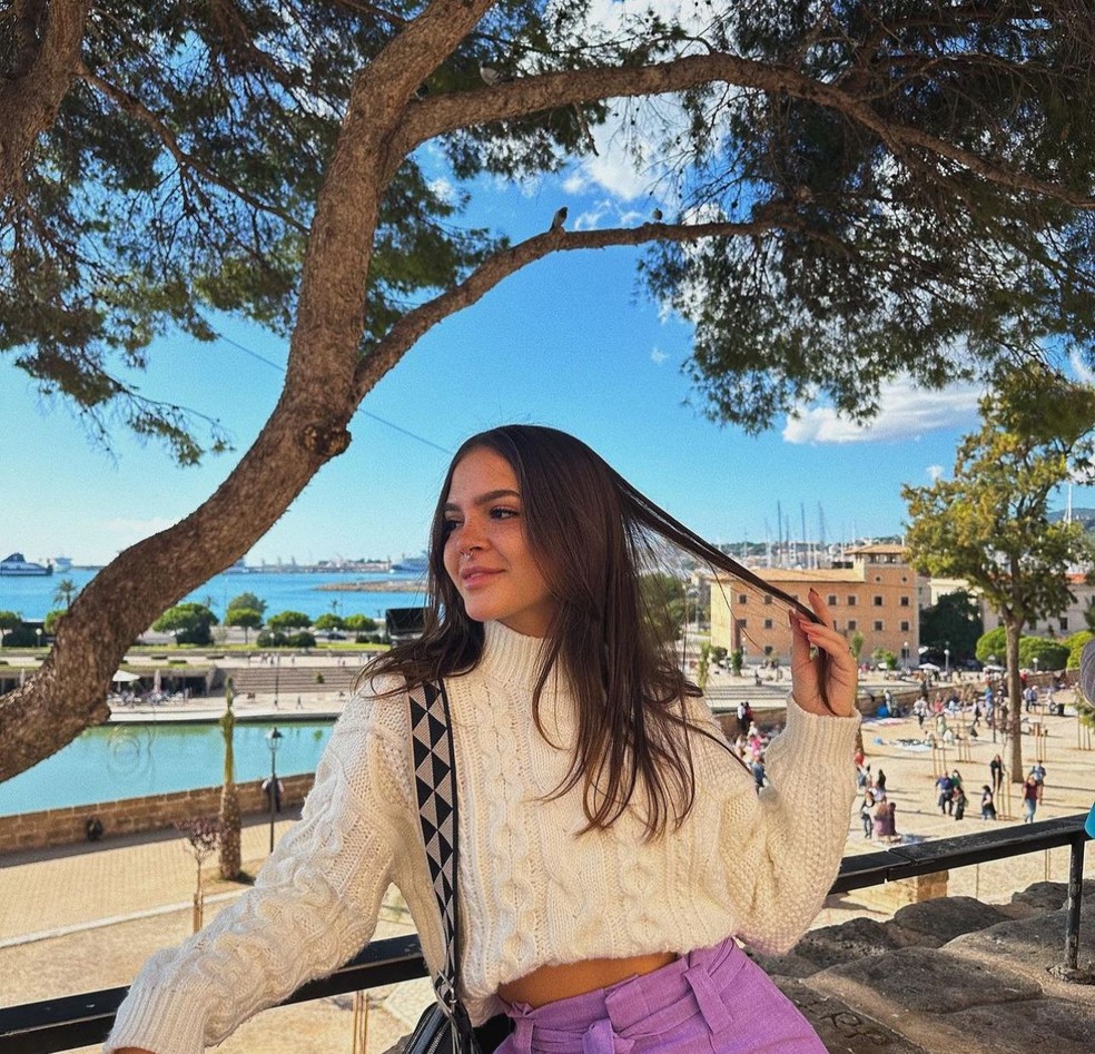 Mel Maia abre álbum de viagem a Espanha