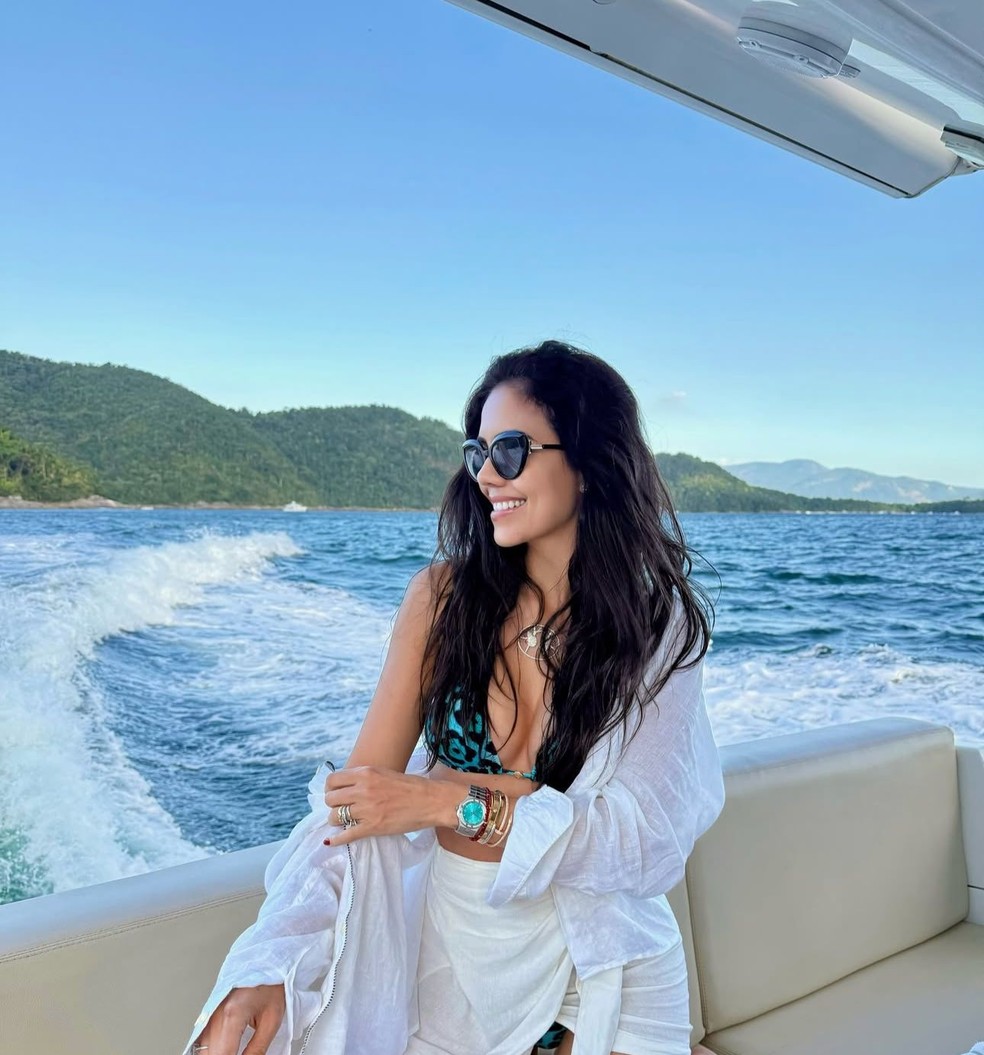 Daniela Albuquerque abre álbum de férias em Angra dos Reis