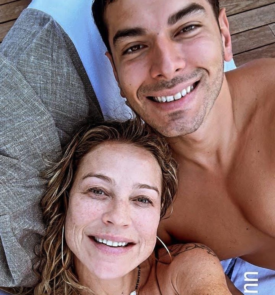 Luana Piovani esbanja beleza natural ao lado do namorado