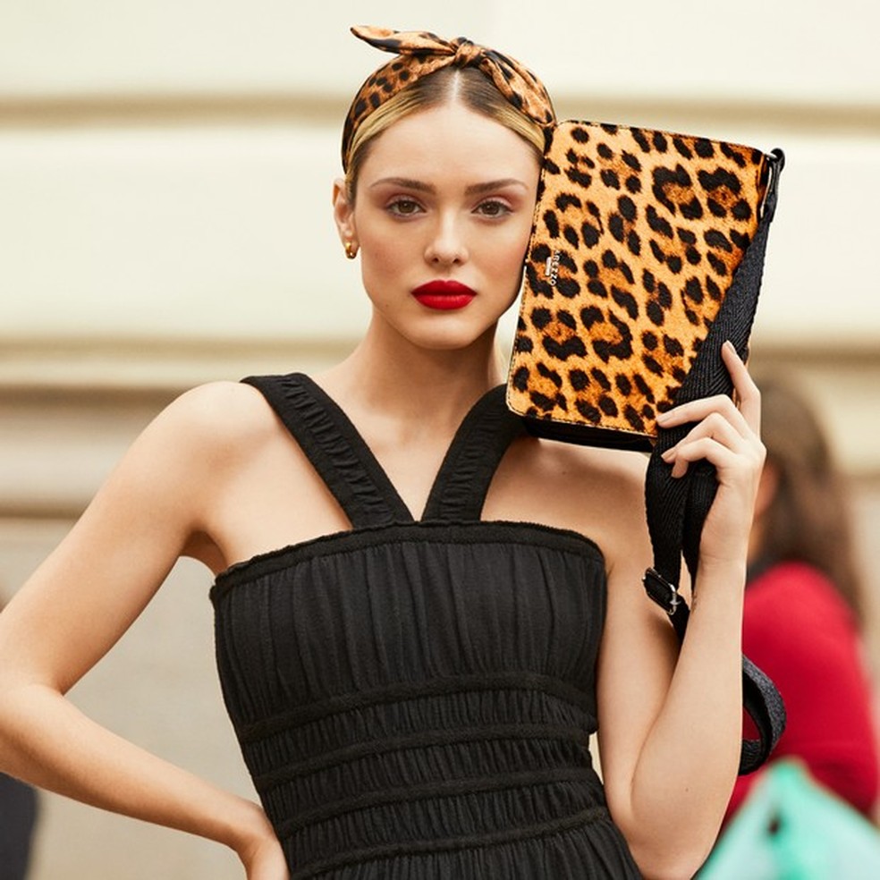 Isabelle Drummond posa com terno neon e conta: 'nunca me senti refém da ...