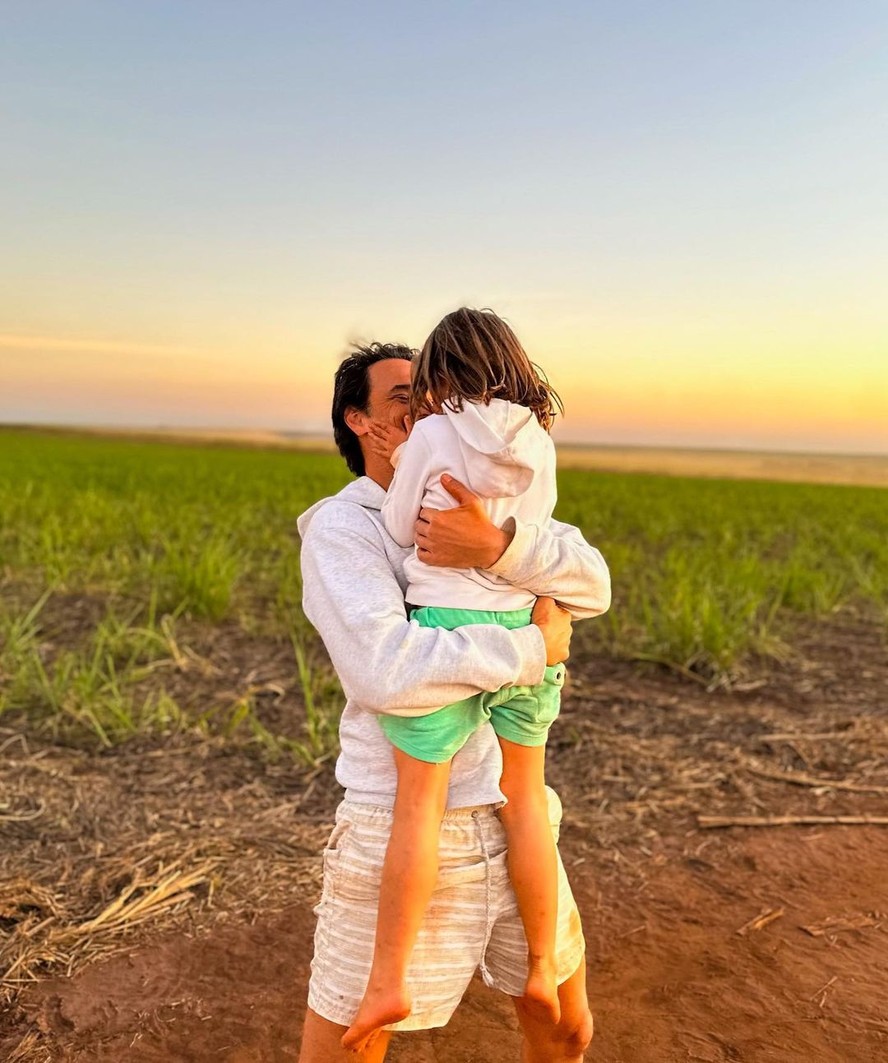 Rodrigo Santoro posta clique raro com a filha Nina