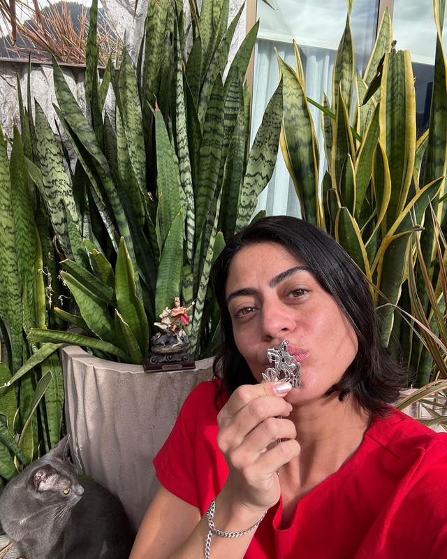 Carol Castro diz que colar salvou a vida do pai em assalto