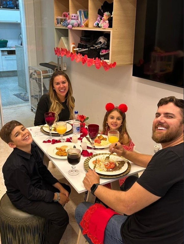 Zé Neto e Natália Toscano celebram 9 anos de casamento com jantar ...