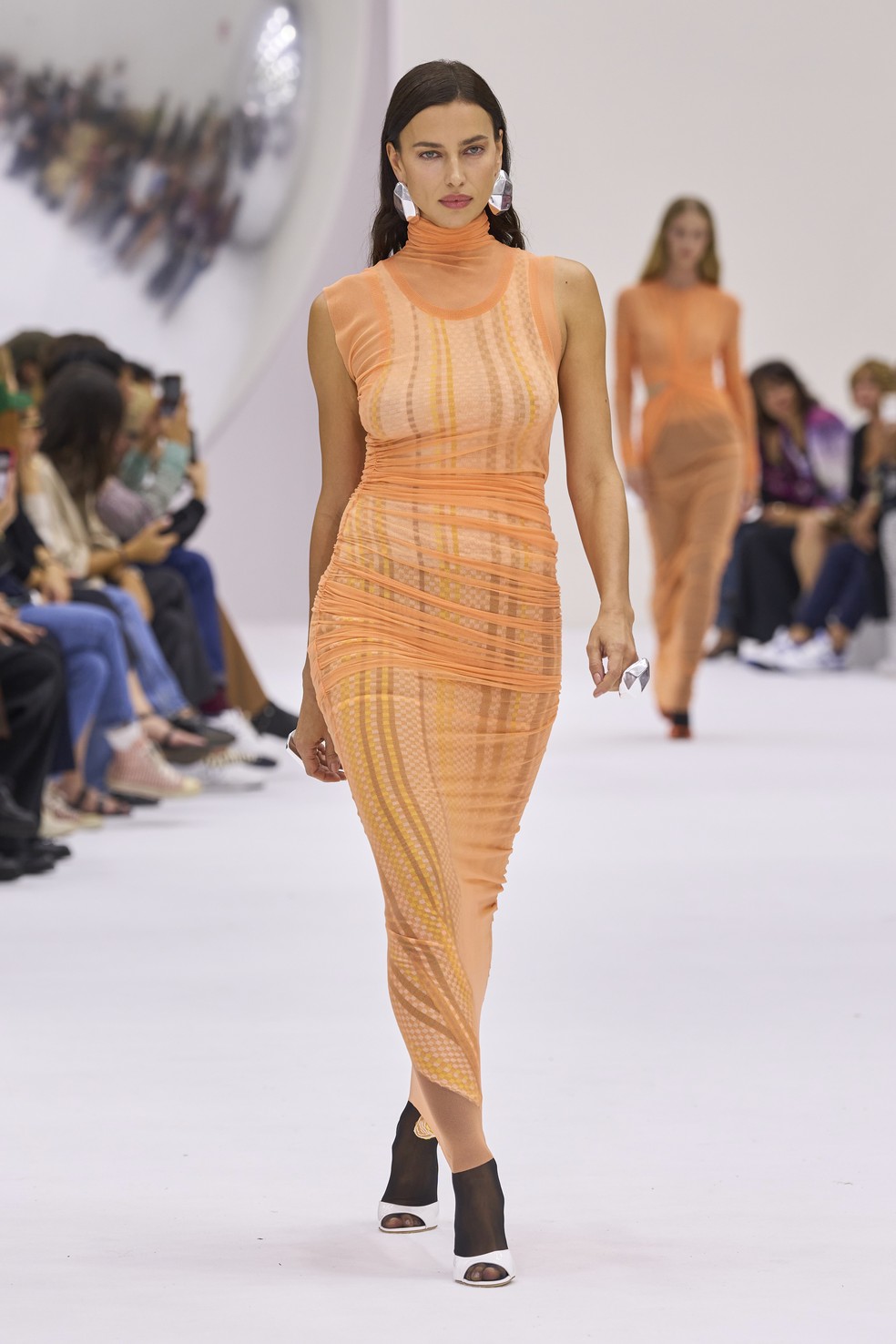 Pantone anuncia cor do ano de 2024: Peach Fuzz