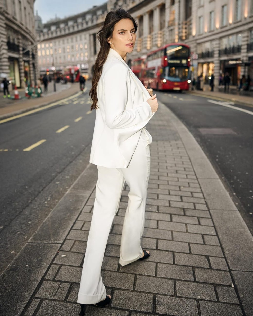 Kelly Piquet exibe ensaio encantador em Londres