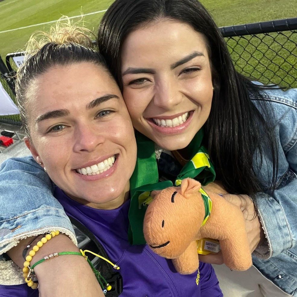 Gabi Fernandes celebra 1 ano de namoro com Tamires